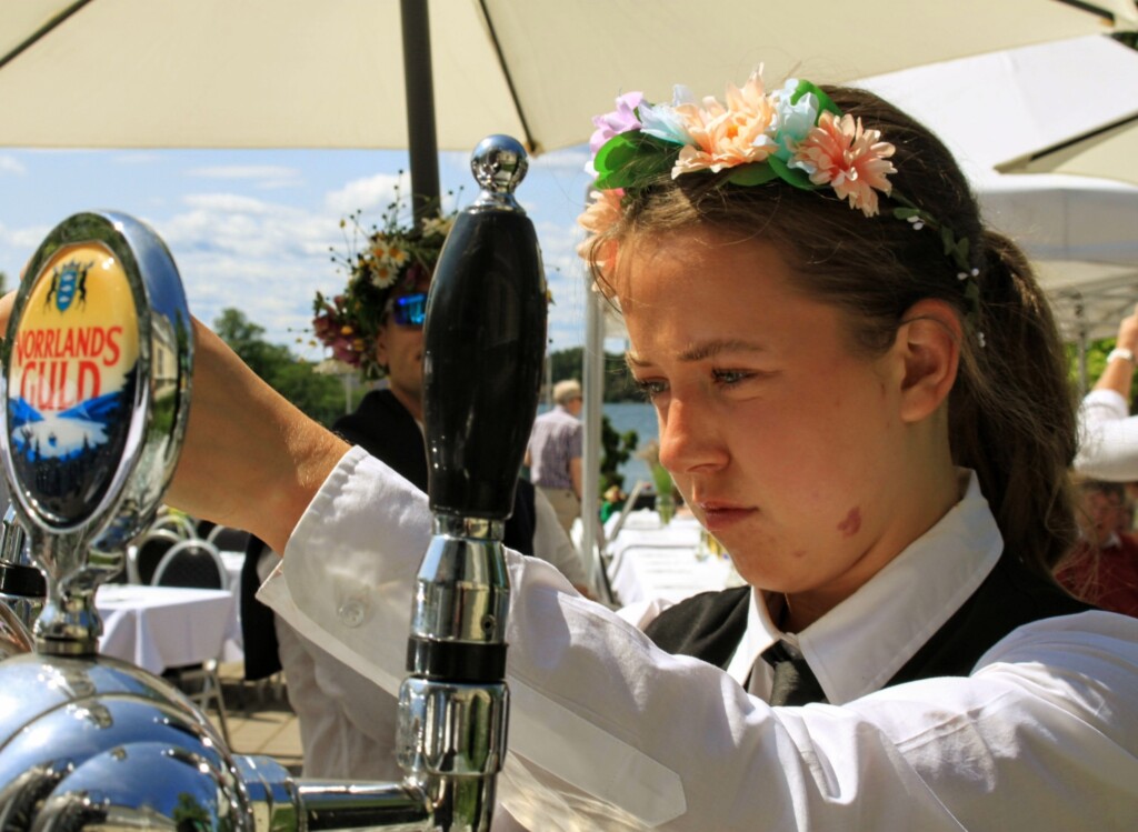 Midsommar vid havet med dans runt midsommarstången