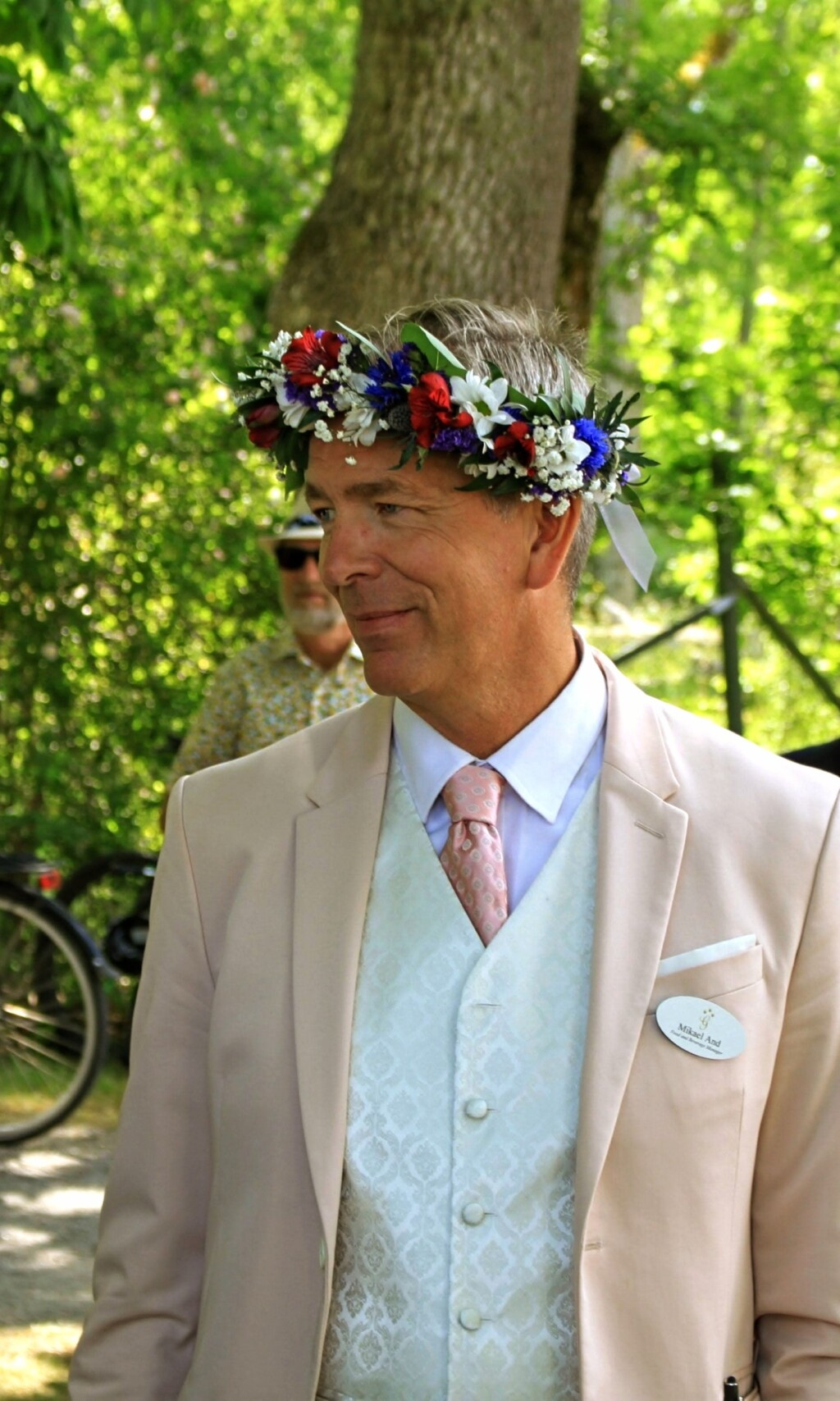 Midsommar vid havet med dans runt midsommarstången